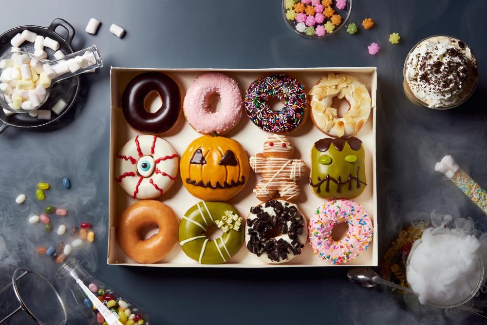 萬聖節甜甜圈強勢來襲！Krispy Kreme 推出怪物實驗室Monster Cooking Room｜TRAVELER Luxe旅人誌
