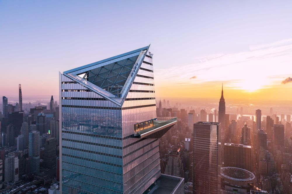 「Edge New York」號稱全球最高建築攀爬體驗！曼哈頓摩天大樓「哈德遜城市廣場30號」開放第100層樓透明觀景台｜TRAVELER ...