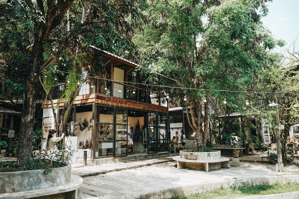 泰國清邁「Baan Kang Wat」森林系手作藝術村，探尋傳統泰北木屋裡的藝廊、工作室、咖啡館、泰式小吃和手作雜貨｜TRAVELER Luxe旅人誌