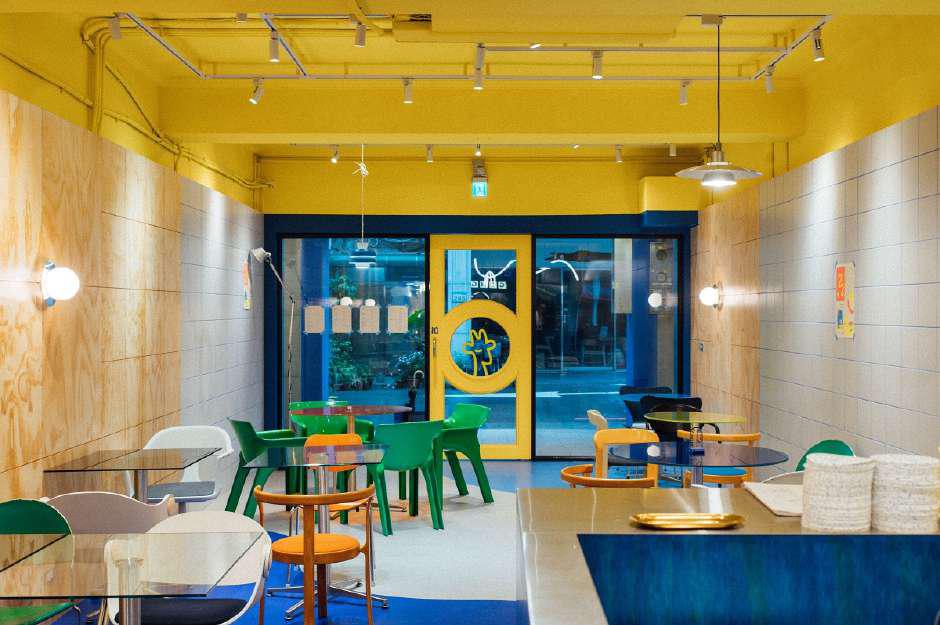信義美食新去處！「GinGin信義店」餐酒館開幕，搶眼藍黃配色跳脫咖啡廳概念 | TRAVELER Luxe