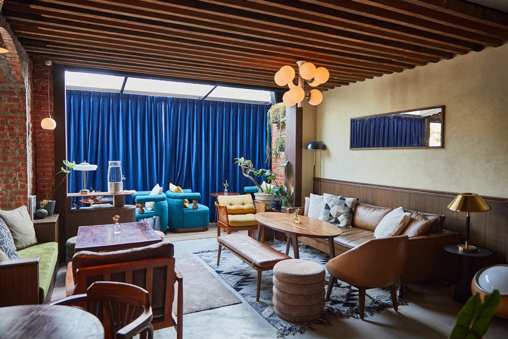 台中 Lay low 帶你穿越1920年代的復古風情，揭開以設計、美酒、音樂建築起來的社交沙龍 | TRAVELER Luxe