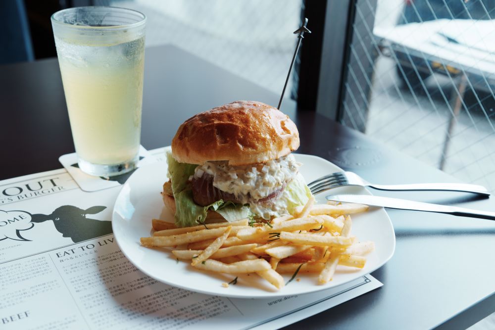 沖繩必吃漢堡排隊名店！Doug's Burger 宮古島本店玩翻美式漢堡新花樣，將整塊鮮魚搬上桌太吸睛！ | TRAVELER Luxe